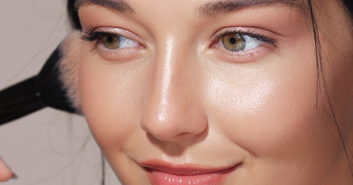 Γιατί το "blonzing" είναι το νέο trend στο μακιγιάζ;